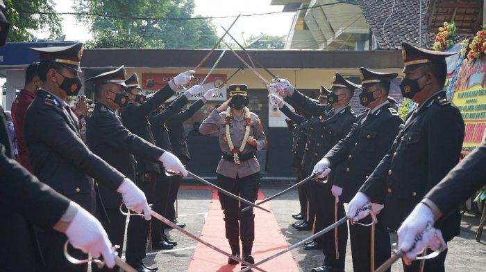 Tradisi Pedang Pora Mewarnai Pisah Sambut Kapolres Magelang Kota - Tribunjogja.com