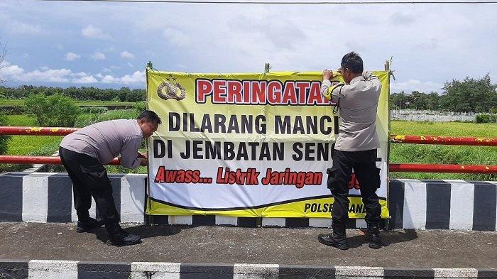 Polisi Pasang Banner Larangan Mancing di Jembatan Senggol Sanden Bantul ...