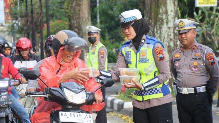 Polres Magelang Kota Bagikan 500 Takjil di Jalanan - Tribunjogja.com