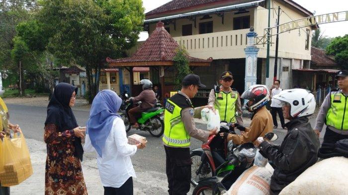 Polsek Panggang Bagikan Ratusan Paket Takjil di Bulan Ramadan - Tribunjogja.com