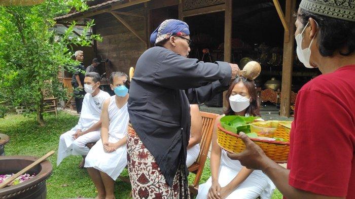 22 Orang dari Berbagai Daerah Ikuti Ritual Buang Sial Ruwatan Murwokolo ...