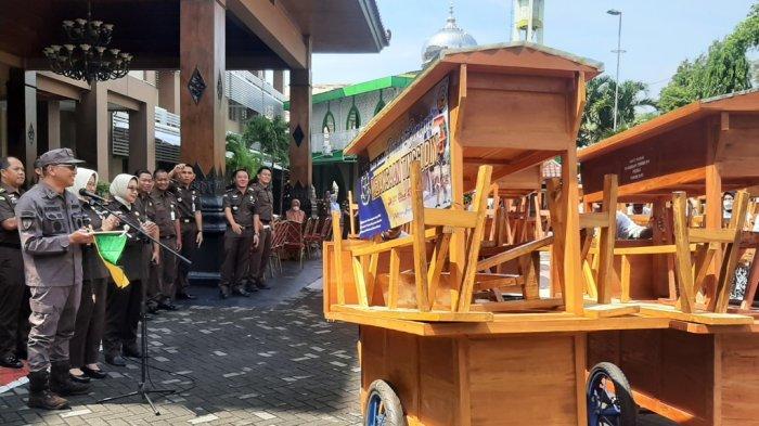 Puluhan Pedagang Angkringan Mendapat Gerobak Lapak Gratis dari Kejati ...