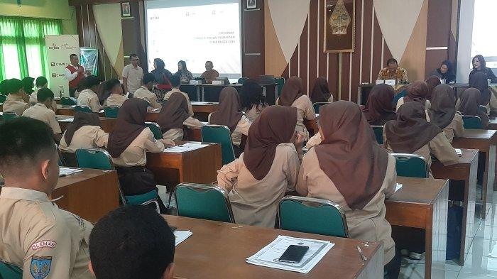 Puluhan Pelajar SMK Negeri 2 Depok Sleman Belajar Literasi Keuangan dan ...