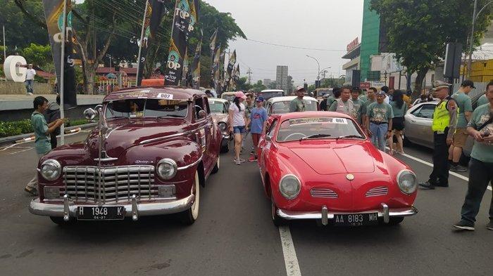 Mobil Antik Dodge Deluxe Keluaran 1948 Mejeng di Reli Mobil Kuno Kota ...