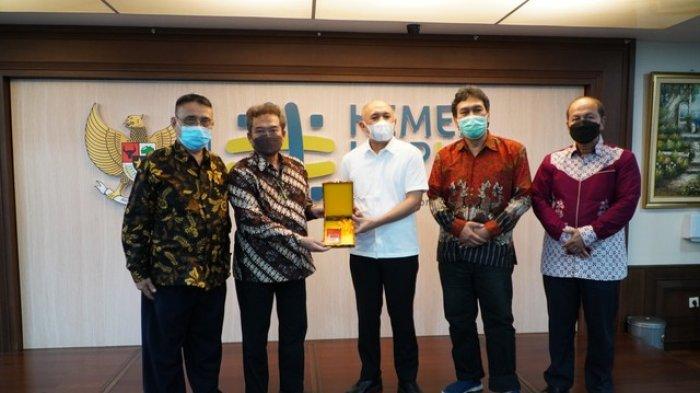 Rektor ISI Yogyakarta Serahkan Mars ke Kementerian Koperasi dan UKM ...