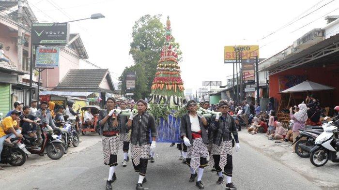Ribuan Masyarakat Kabupaten Sleman Meriahkan Kirab Budaya Bedhol Projo ... Ribuan Masyarakat Kabupaten Sleman Meriahkan Kirab Budaya Bedhol Projo ...