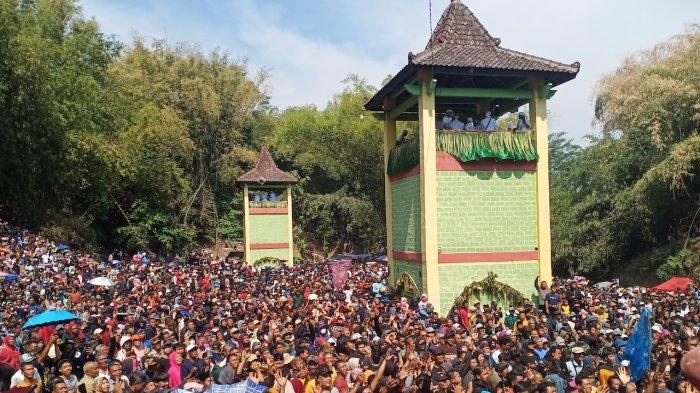 Ribuan Orang Berebut 8 Ton Apem pada Puncak Tradisi Yaa Qowiyyu di ...