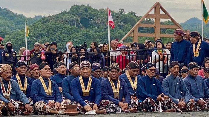 Ribuan Orang Padati Pantai Parangkusumo Saksikan Upacara Labuhan ...