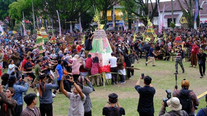 Ribuan Warga Semarakkan Grebeg Getuk 2025 di Alun-alun Kota Magelang ...