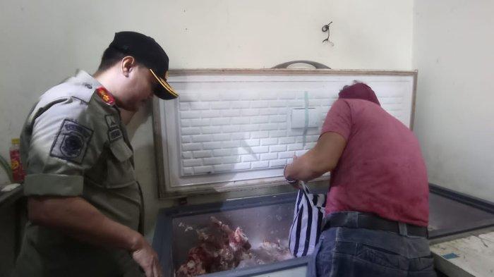 Sekitar 25 Kg Daging Sapi Busuk Ditemukan Petugas Saat Razia di Pasar ...