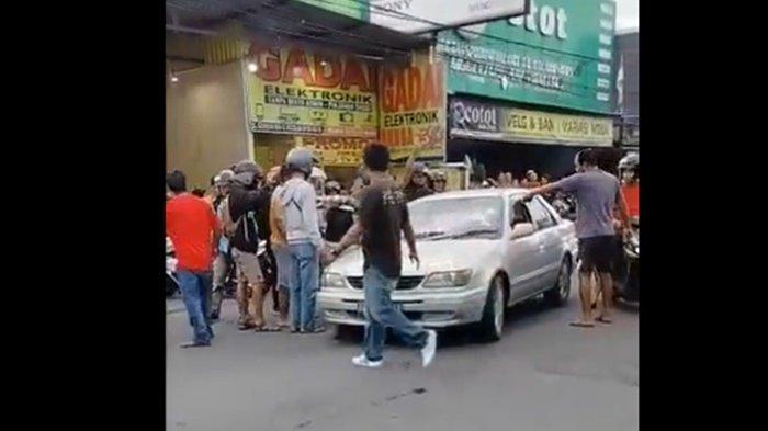 VIRAL Satu Mobil Dirusak Sekelompok Orang di Jalan Godean, Begini ...