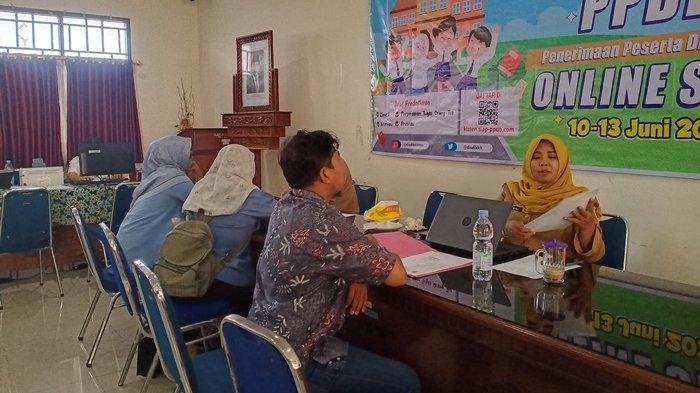 PPDB SMP 2024/2025 di Klaten, Puluhan Orangtua Murid Datangi Posko PPDB Disdik Klaten ...