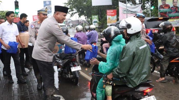 Sembari Bagi Takjil Gratis di Jalanan, Polres Kulon Progo Ajak Pengendara Patuhi Rambu Lalu ...