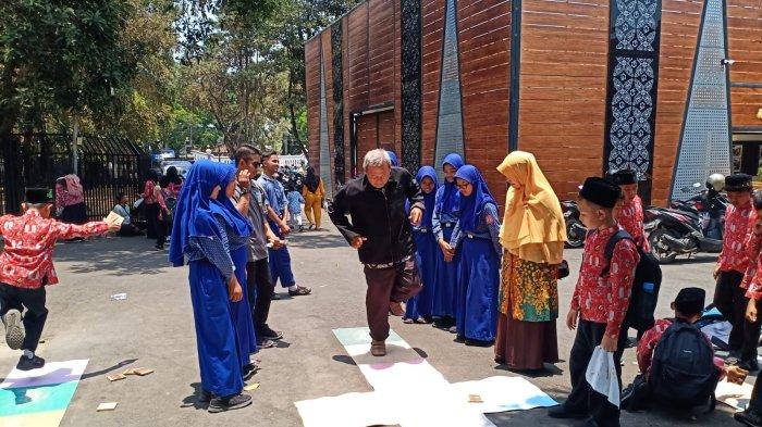 Serunya Bermain Sunda Manda atau Engklek di Museum Tosan Aji Purworejo ...