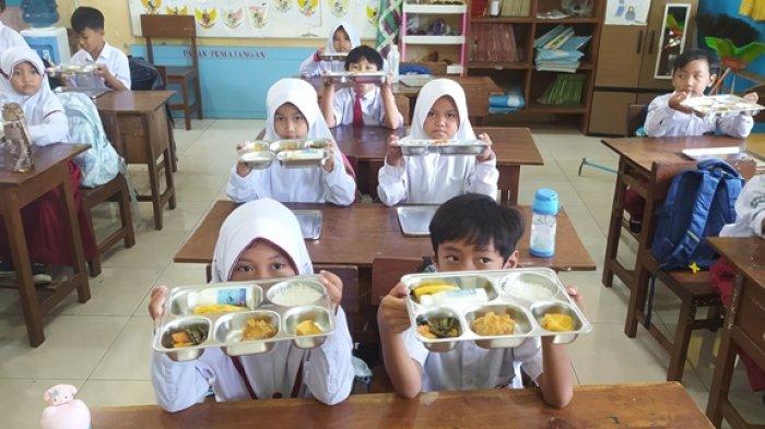 APA Menu Makan Bergizi Gratis Perdana di Sleman? Ada Buah dan Susu ...