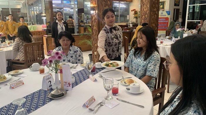 Mahasiswa STIPRAM Yogyakarta Praktik Langsung Sitting System dan Table Manner Course ...