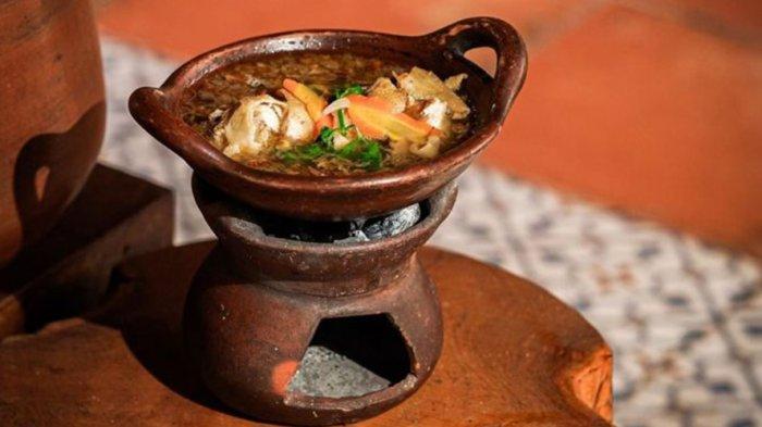 Rekomendasi Kuliner: Kelezatan Sop Ayam Mowo yang Disajikan di Wajan ...