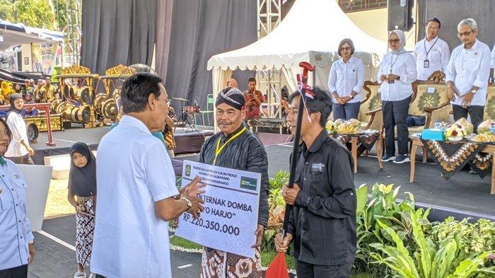 Gubernur DIY Sri Sultan HB X Beri Sejumlah Bantuan untuk 4 Kalurahan di ...