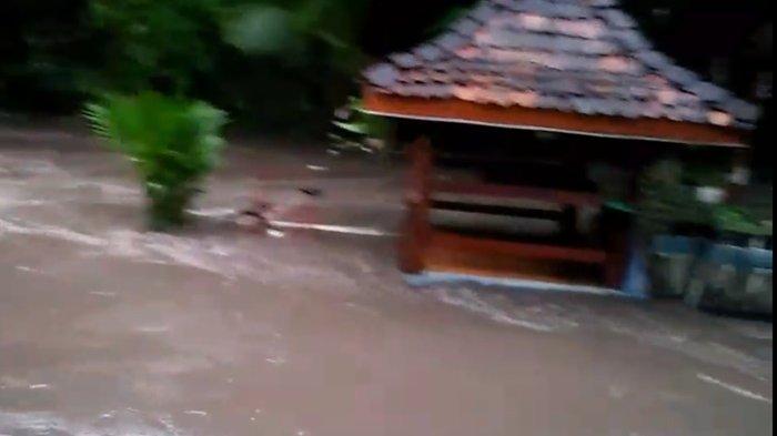 Sungai Mlinting Meluap, Rendam Rumah dan Hanyutkan Jembatan Antardusun di Banyurejo Sleman ...