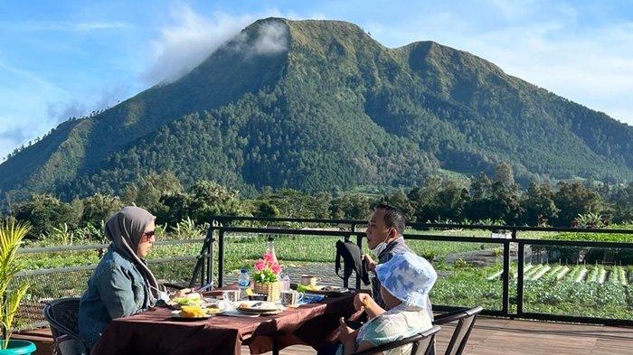 Sunrise Breakfast di Senja Pagi Kafe, Sarapan Sembari Menikmati Panorama Tujuh Gunung di ...