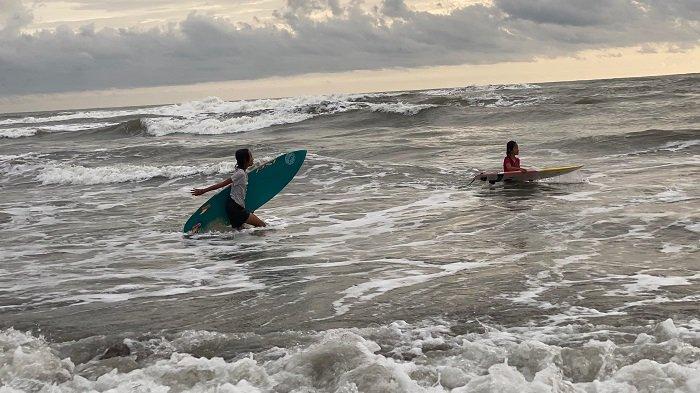 Melihat Keseruan Anak-Anak Bermain Surfing di Pantai Parangtritis ...