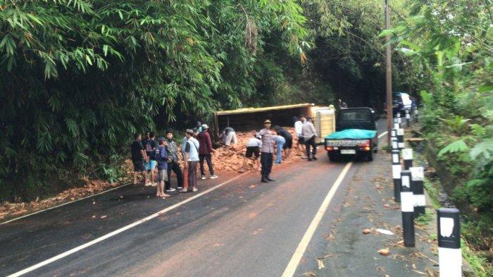 Tak Kuat Menanjak, Truk Bermuatan Batu Bata Terguling di Bandongan Magelang - Tribunjogja.com