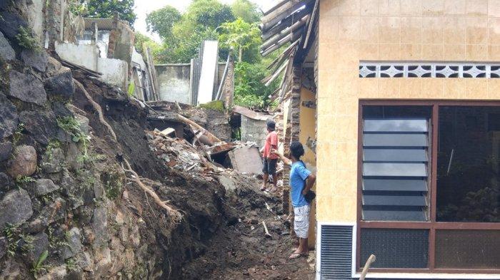 Talut Lima Meter di Sleman Ambrol Timpa Rumah, Warga Gotong Royong Bersihkan Material ...
