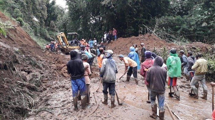 BENCANA ALAM: Tebing Setinggi 20 Meter Longsor, Akses Jalan Penghubung ...