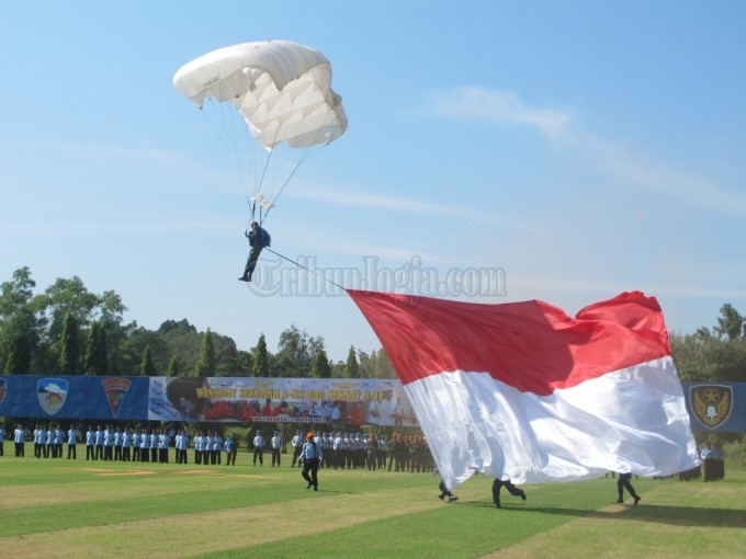 Ratusan Penerjun Sukses Mendarat di Lanud Gading - Tribunjogja.com