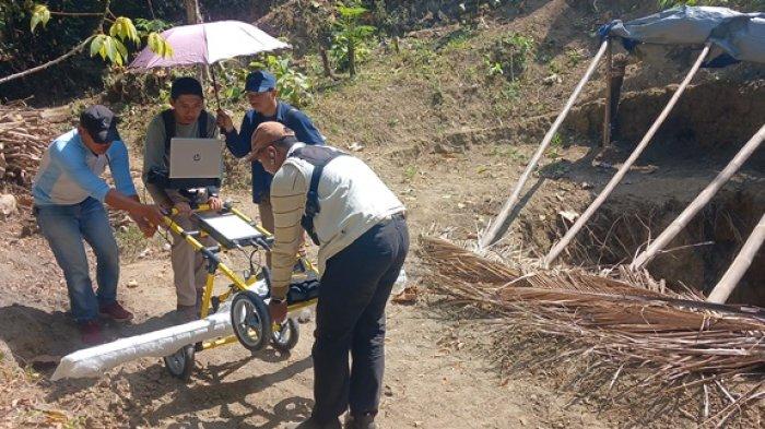 Tim Geologi UGM Gunakan Alat Geo Radar untuk Identifikasi Sinkhole di ...