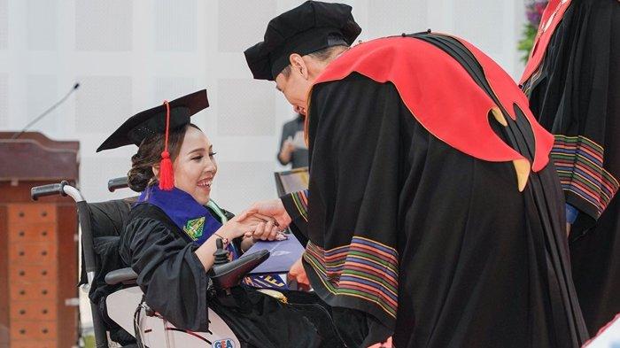 Cerita Trifena Katrina, Penyandang Disabilitas yang Lulus Cumlaude dari ...