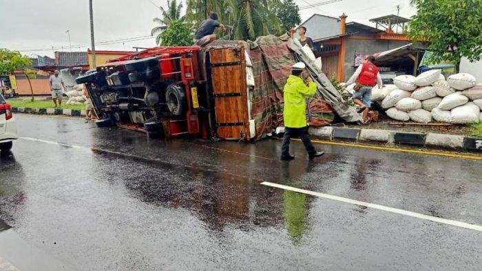 Truk Bermuatan Merang Terguling di Jalan Daendels Kulon Progo, Diduga Tinggi Muatan Berlebih ...