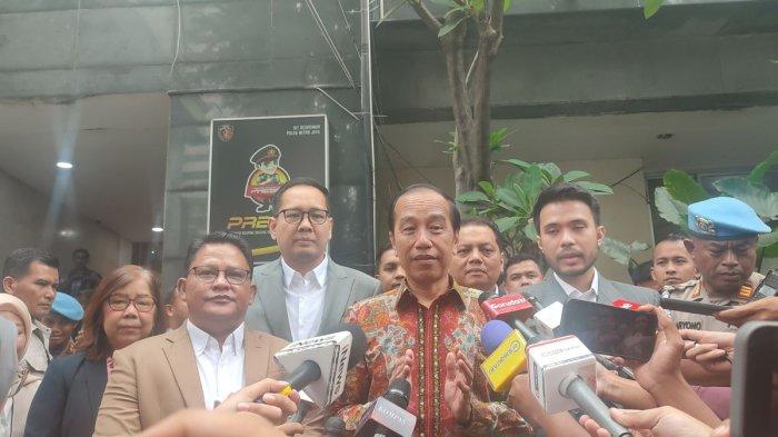 Sambangi Polda Metro Jaya, Jokowi Tunjukkan Ijazah SD hingga Kuliah Miliknya ke Penyidik ...