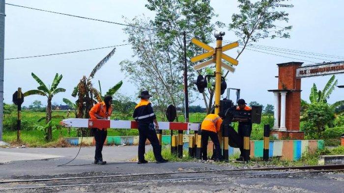 Tujuh Perlintasan KA Tanpa Palang Pintu di Klaten Dijaga Linmas Saat Libur Lebaran - Tribunjogja.com