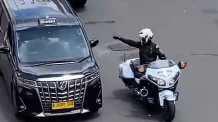 VIRAL Misteri Plat Mobil RI 36 Dikawal Patwal Arogan, Warganet Heboh ...