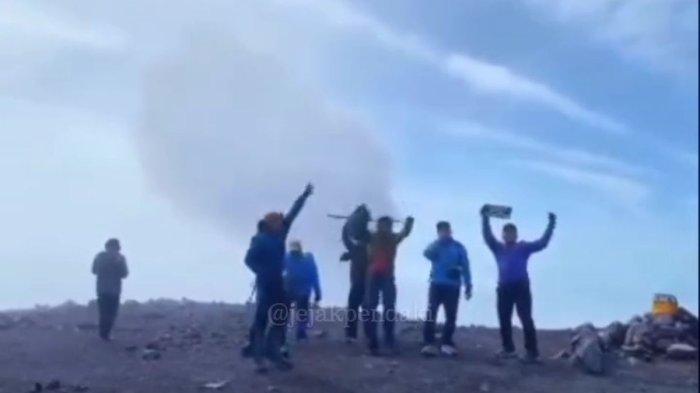 Video Viral Sejumlah Pendaki Nekat Muncak ke Mahameru Semeru, Begini ...
