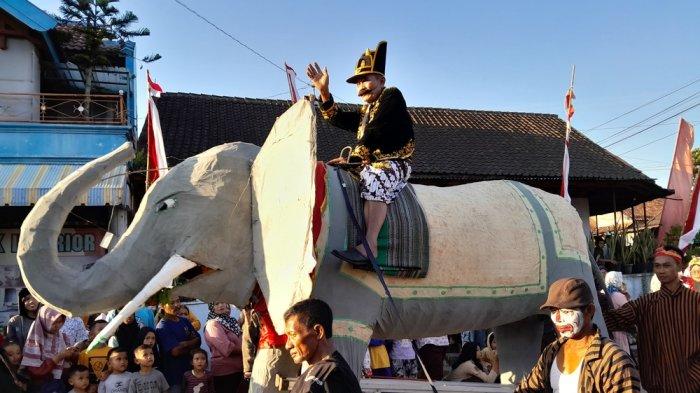 Warga Demakijo Klaten Berebut Gunungan Beras Rojolele Sebanyak 3 ...
