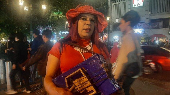 Kisah Wikwik Ambyar, Dulu Nyanyi di Kereta Kini Jadi Pengamen Waria ...