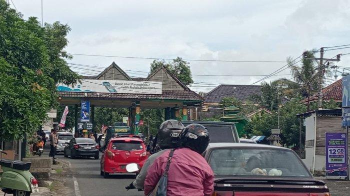 Wisatawan Tetap Padati Pansela pada Hari Pertama Kenaikan Tarif ...