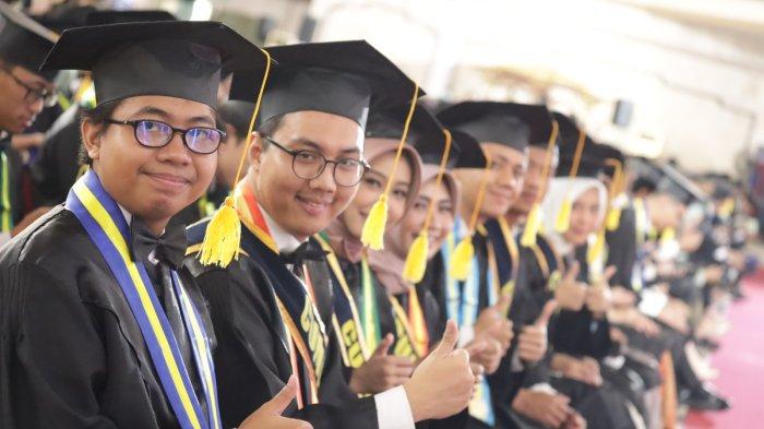 UPNVY Wisuda 485 Wisudawan, Rektor Ingatkan Situasi Dunia Kerja yang ...