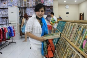 Wiwin Beli Lukisan di Ubud - Tribunjogja.com