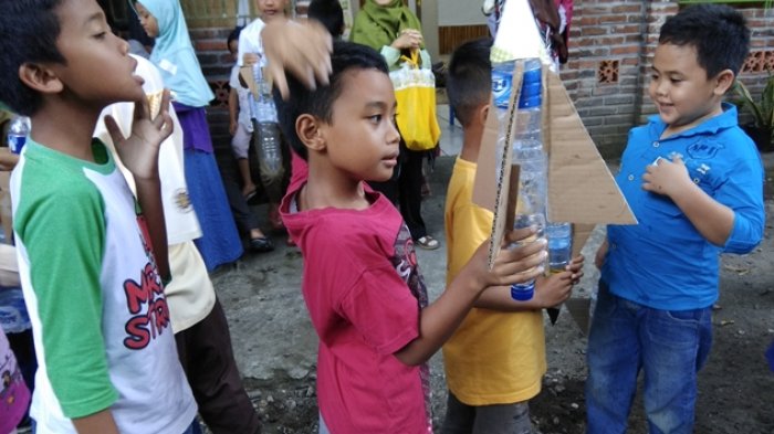 Serunya Belajar Sains Melalui Pembelajaran Pembuatan Roket Air ...