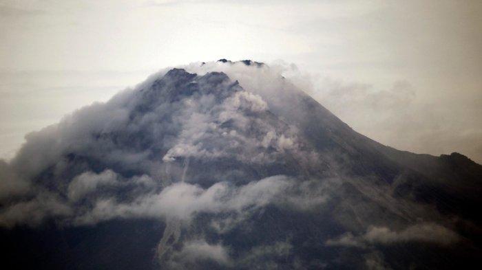 Gunung Merapi Muntahkan Awan Panas Hingga 3 km, BPBD : Masyarakat Tak ...