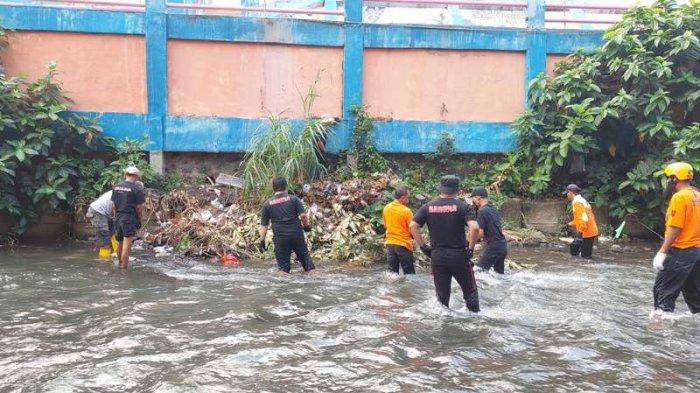 Baguna DPC PDIP Jogja Bersihkan Sungai Code, Ajak Warga Bergerak ... Baguna DPC PDIP Jogja Bersihkan Sungai Code, Ajak Warga Bergerak ...