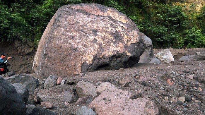 LIHAT UKURANNYA! Ini Batu Jumbo yang Terseret Banjir Lahar Merapi ...