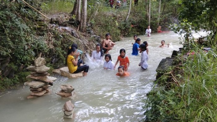 Unik nan Kreatif! Batu Tumpuk di Sungai Kedung Watu Brongkol Jadi ...