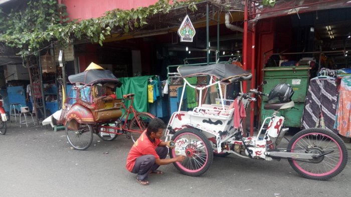 Beberapa Wisatawan Lebih Suka Becak Tradisional Daripada Becak Bermotor ...