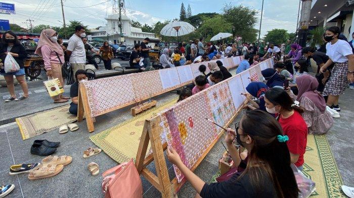 Peringati Hari Batik Nasional, Wisatawan Diajak Membatik Massal di ...