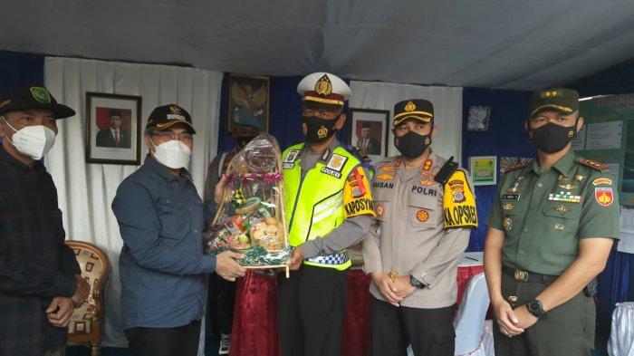 Apresiasi Petugas Pos PAM Lebaran, Bupati Abdul Halim: 'Ini Untuk ... Apresiasi Petugas Pos PAM Lebaran, Bupati Abdul Halim: 'Ini Untuk ...