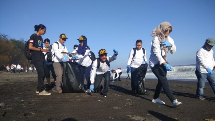 BKIPM Yogya Bersama 200 Relawan Gelar Aksi Bersih Laut di Pantai Goa ...